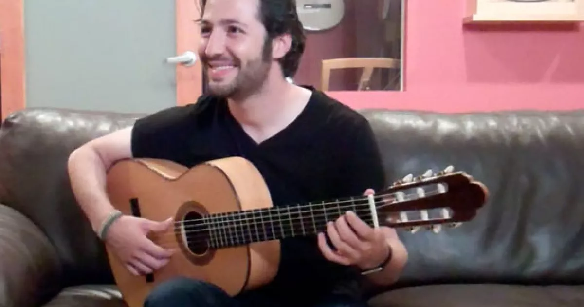 Vahagni plays Reyes and 'Reyes'