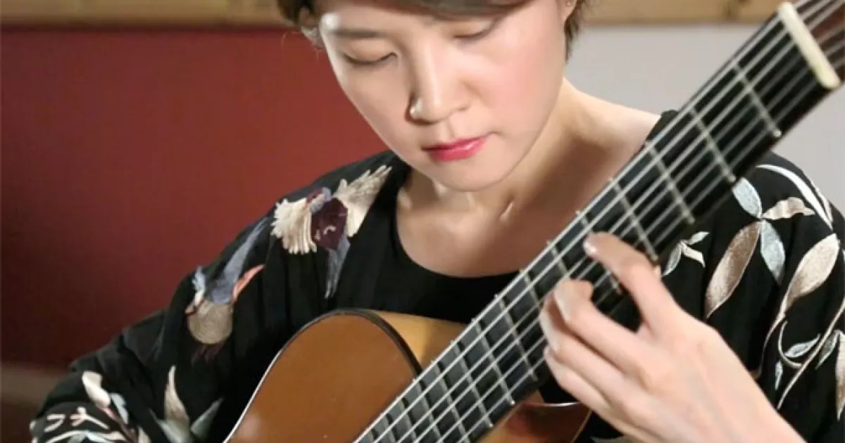 Yenne Lee plays Autumn Leaves (2004 Pepe Romero)