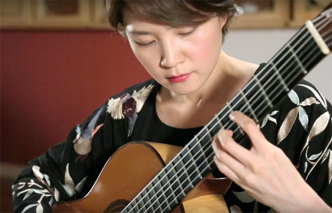 Yenne Lee plays Autumn Leaves (2004 Pepe Romero)