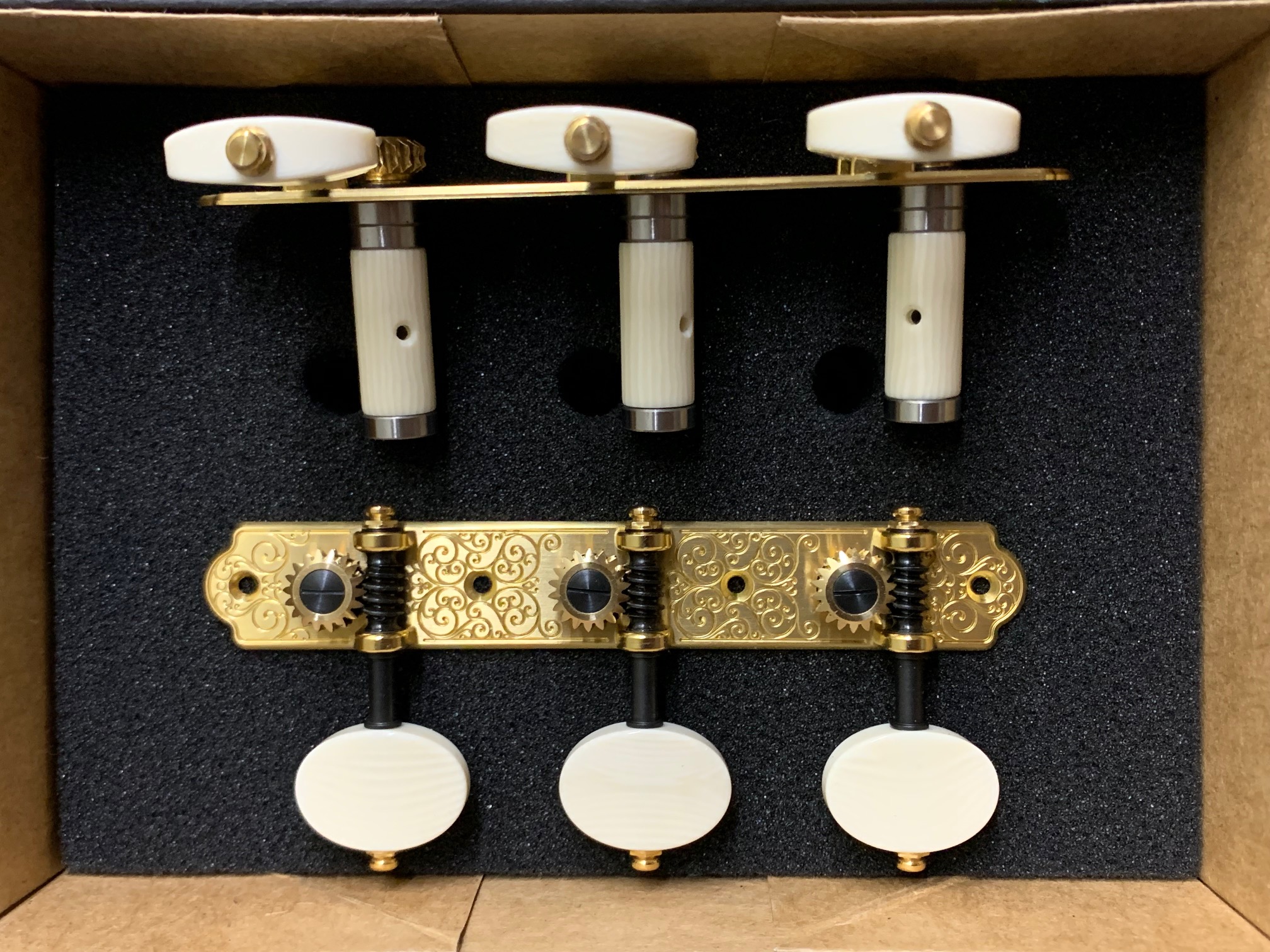 Barnett “Trinity-B” Engraved Brass plate/ivoroid buttons/white rollers